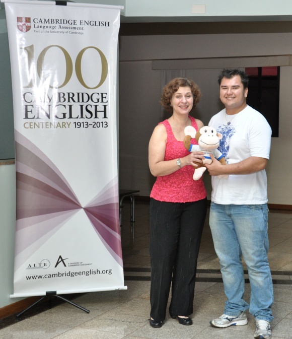 Niko, mascote dos exames YLE, entregue às instituições de destaque em 2012